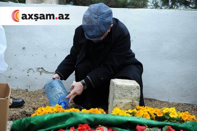Fəxrəddin Manafov xanımının məzarı üstə - FOTOLAR