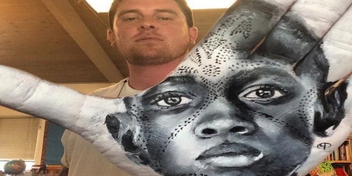 Əlinin içində insan portretləri çəkir - FOTO