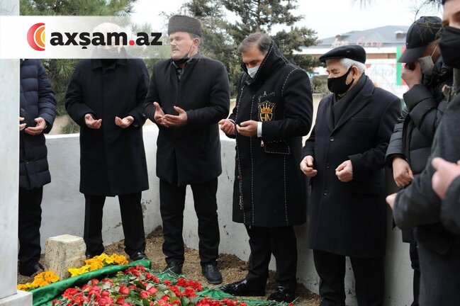 Fəxrəddin Manafov xanımının məzarı üstə - FOTOLAR
