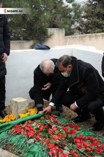 Fəxrəddin Manafov xanımının məzarı üstə - FOTOLAR