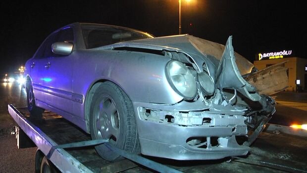 Babək prospektində "Mercedes" "AzSamand"a çırpıldı – FOTO/VİDEO