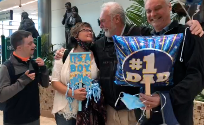 Ata 57 il öncə övladlığa verilən oğlu ilə ilk dəfə BELƏ GÖRÜŞDÜ - FOTO ...