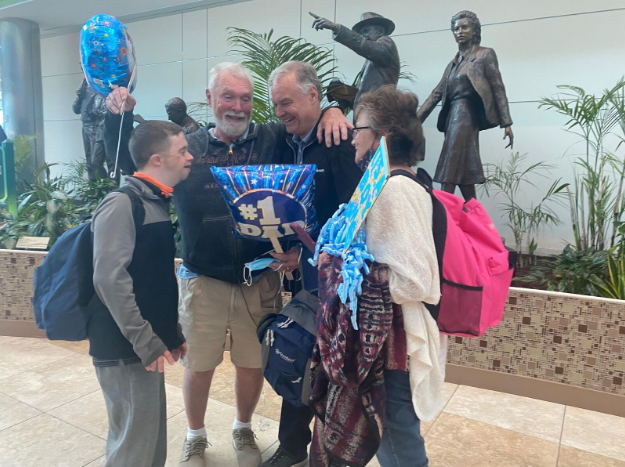 Ata 57 il öncə övladlığa verilən oğlu ilə ilk dəfə BELƏ GÖRÜŞDÜ - FOTO ...