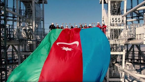 Bayrağımız dünyanın ən hündür beşinci göydələnində dalğalandı - FOTO