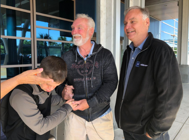 Ata 57 il öncə övladlığa verilən oğlu ilə ilk dəfə BELƏ GÖRÜŞDÜ - FOTO ...